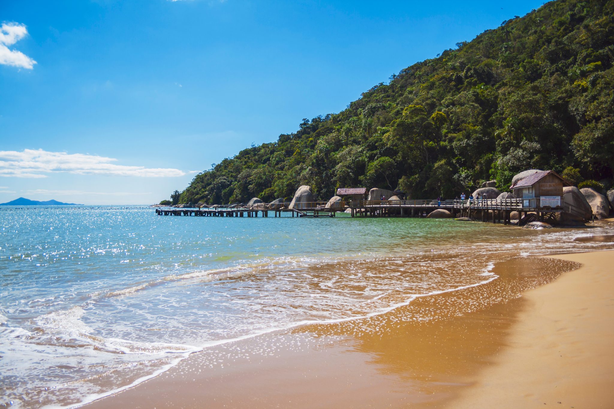 A praia Laranjeiras é a mais frequentada, principalmente em alta ...