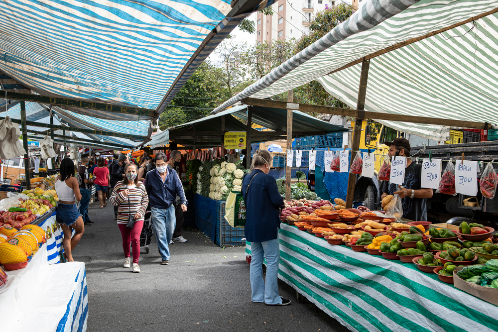 feira de rua shutterstock 1961496976 | Segue Viagem